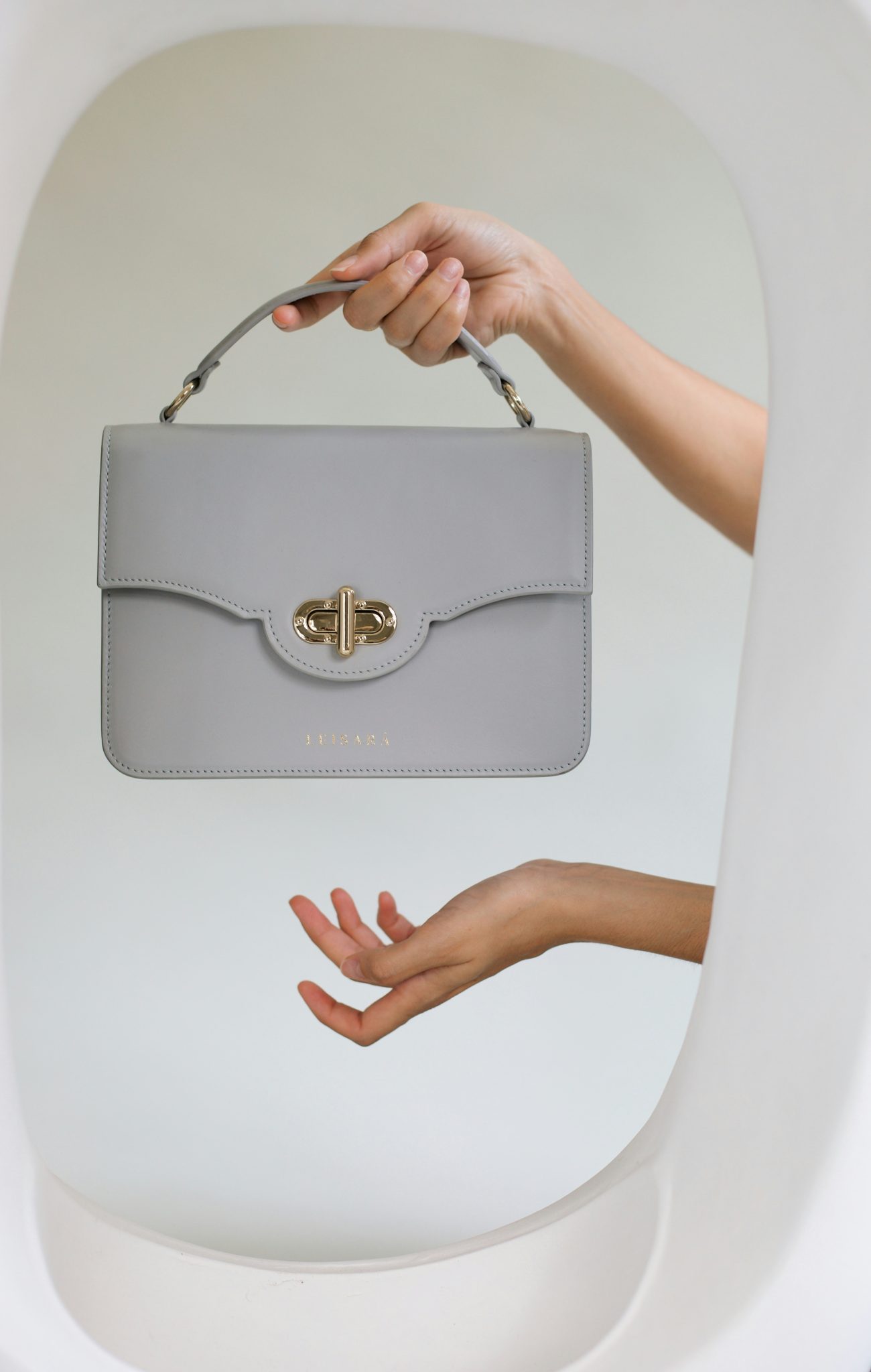 7 Things You Should Never Keep in Your Handbag