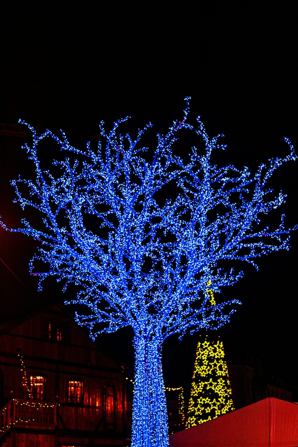 15 ways to Style a Blue Christmas tree