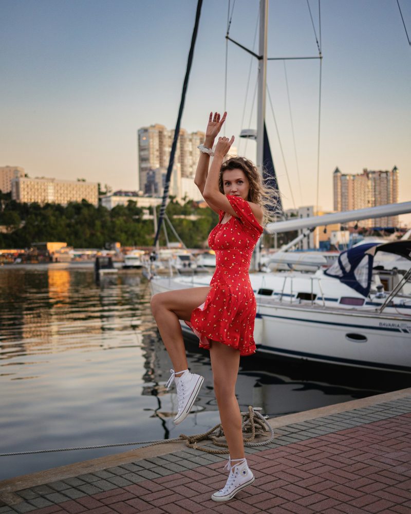 17 Boat Day Outfit Ideas You'll Want to Wear All Summer Long